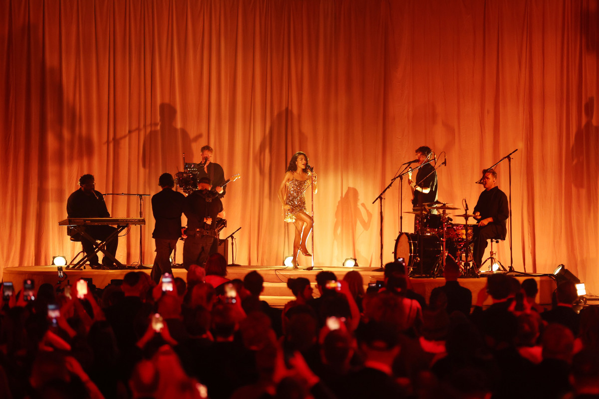 Rising singer-songwriter, 26, gets belated holiday gift by topping ...