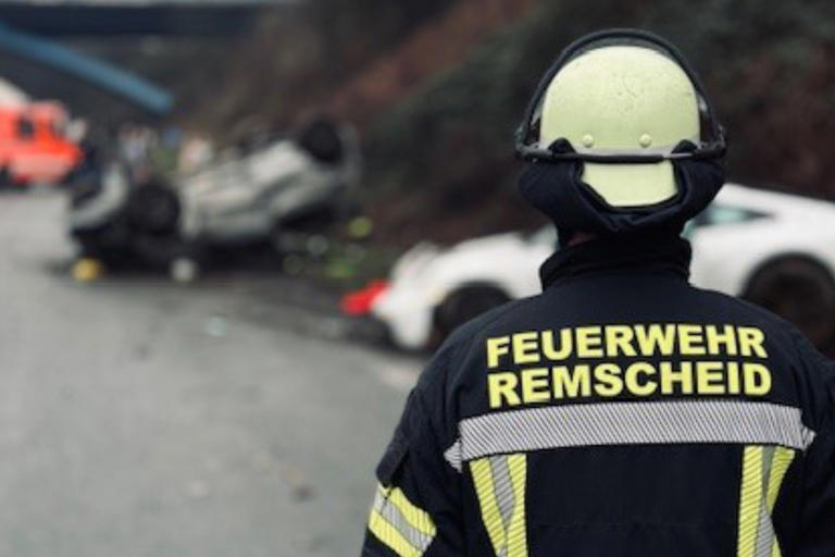 Heftiger Crash auf A1: Auto bleibt auf Dach liegen, drei Personen verletzt