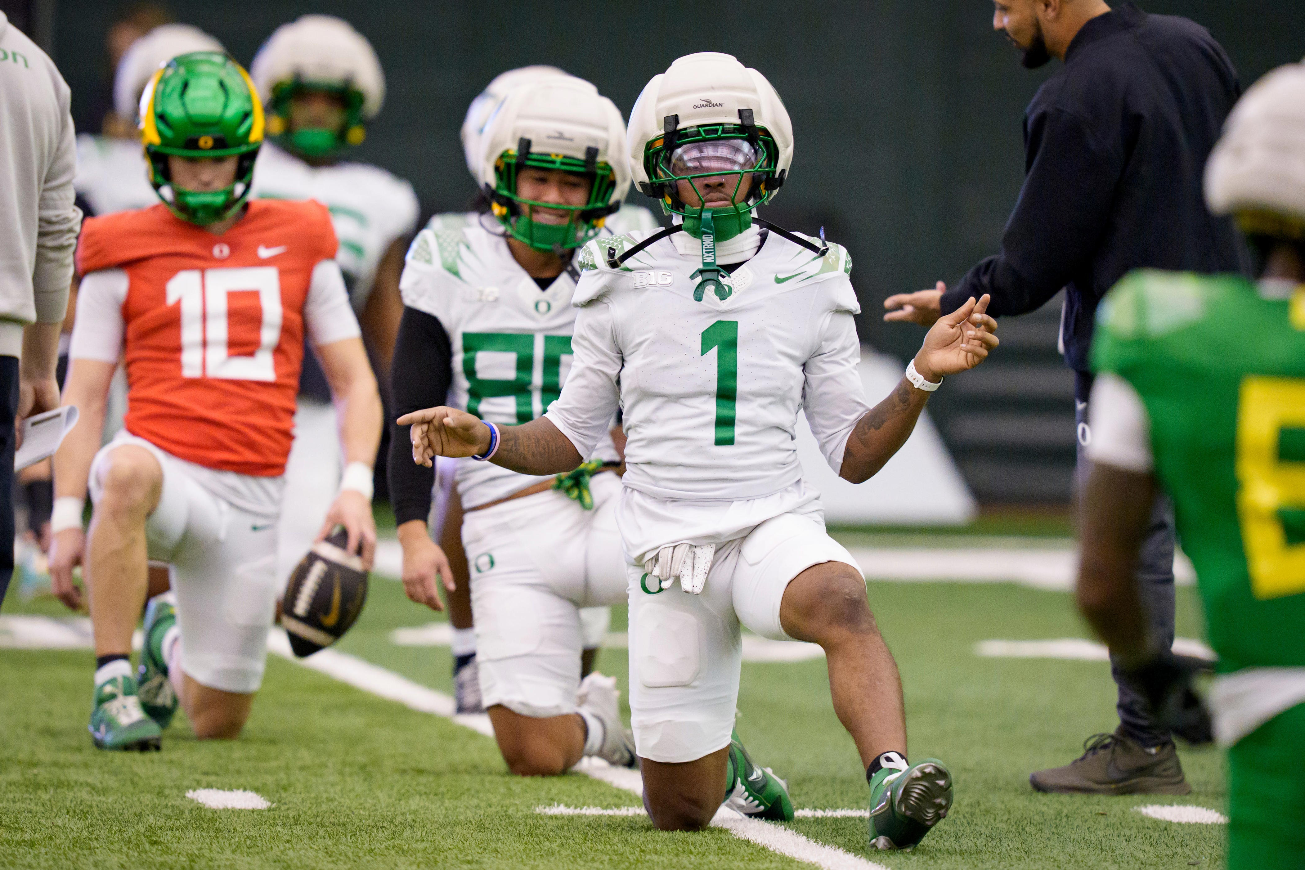 Predicting Oregon Ducks' offensive depth chart ahead of spring season