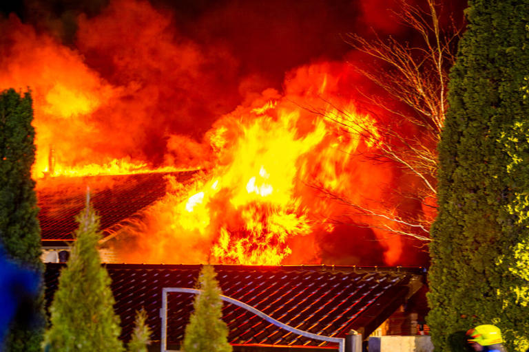 Mehrere Explosionen bei Hausbrand: Mann rettet sich durch Sprung aus ...