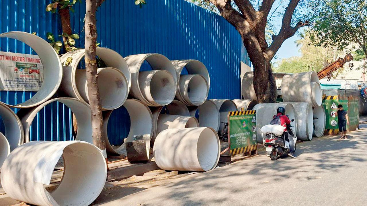 Mumbai: Footpath encroachment puts students’ life at risk in Andheri