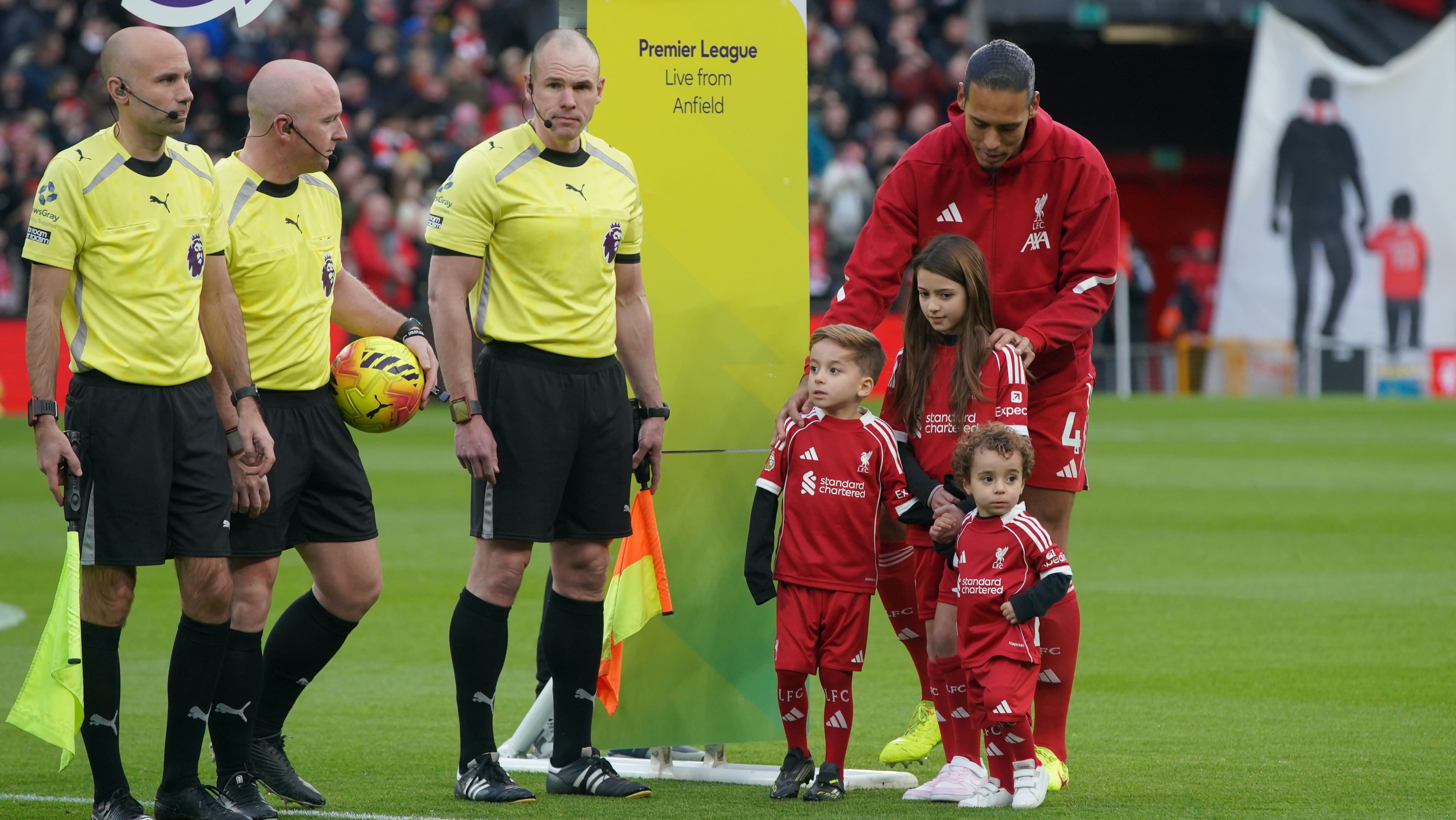 Liverpool rinde emotivo homenaje a Diogo Jota con sus hijos como ...
