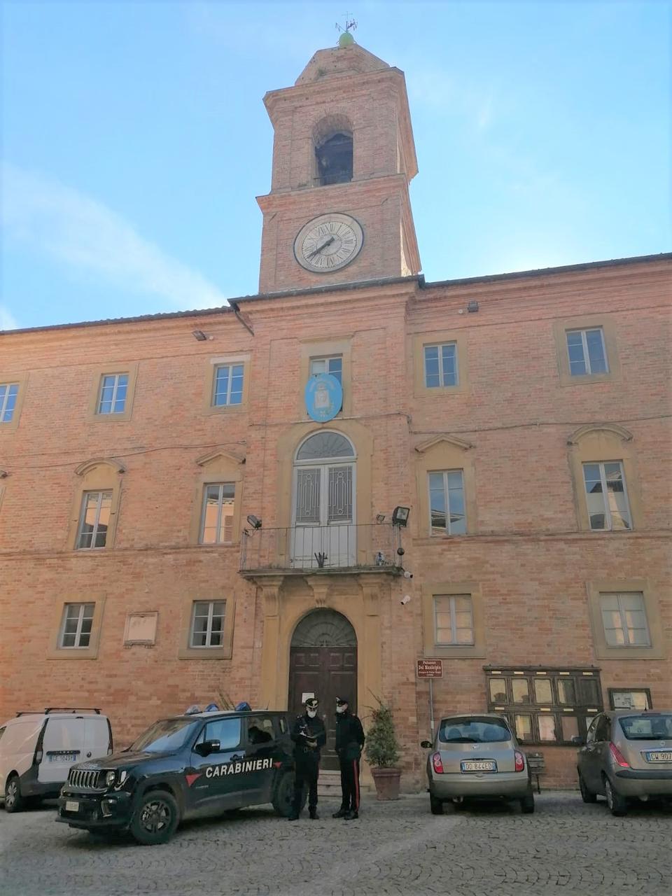 Si finge un tecnico del computer. Acquisti online a spese della ditta