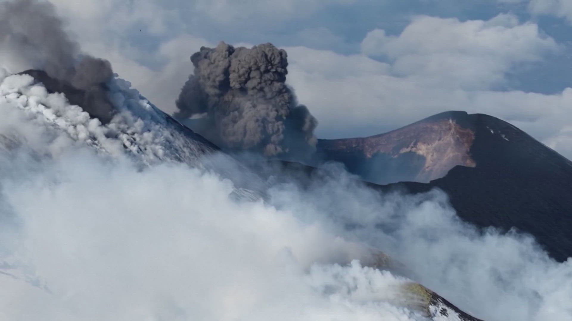 Italy volcano explosion triggers aviation warning