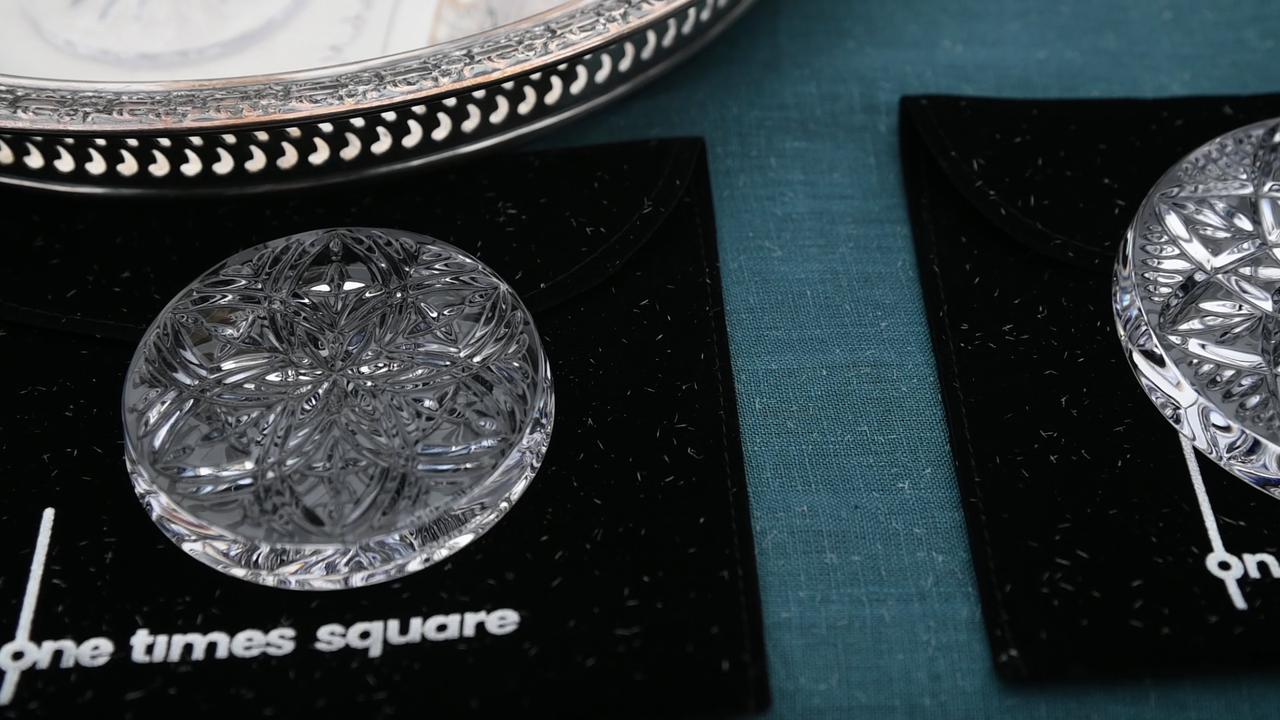 NY: New Year's Eve crystal installation on New Year's Eve ball - 66425318