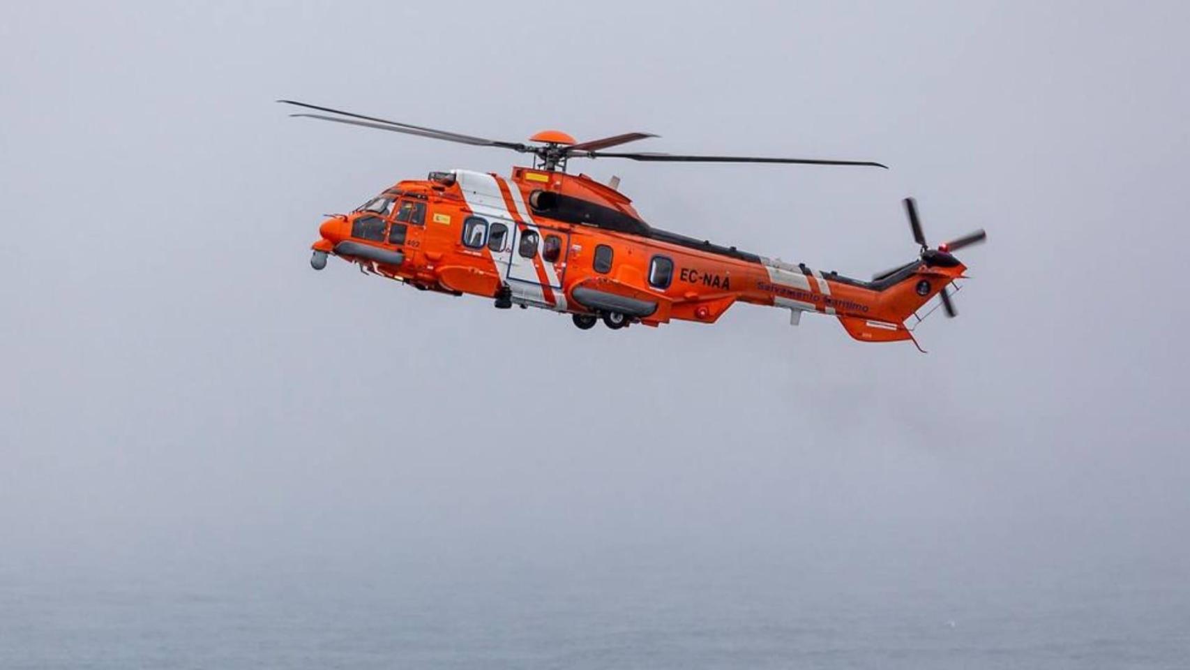 Un helicóptero de Salvamento Marítimo traslada hasta Alvedro, en A ...