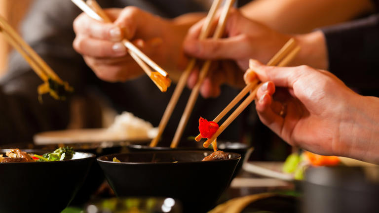 American tourists look silly breaking this unspoken rule of chopstick ...