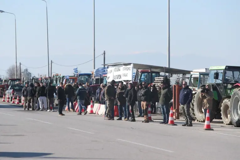 Χωρισμένη στα δυο η χώρα με τα μπλόκα των αγροτών - Ποιοι είναι οι 18 ...