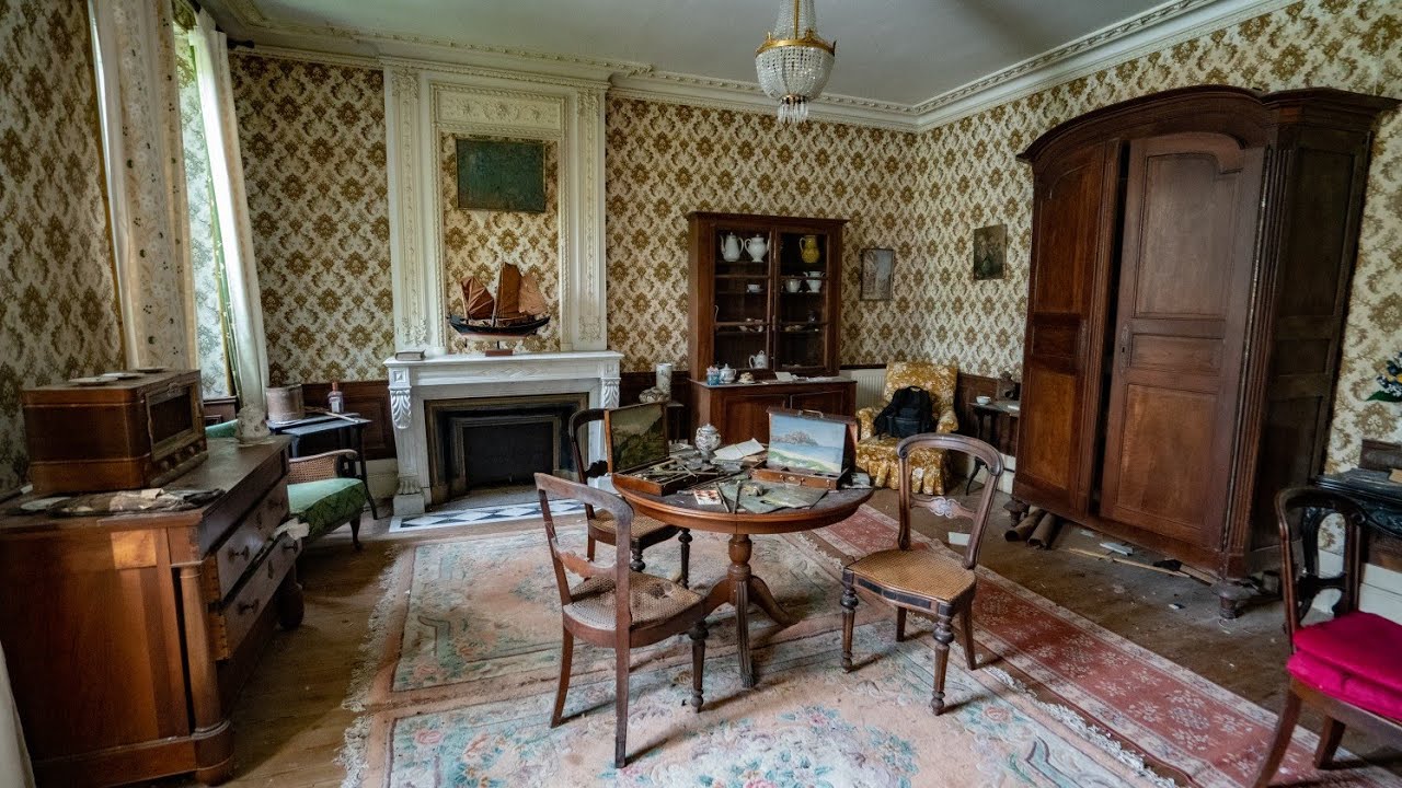 Inside the mansion of a famous artist 🎨