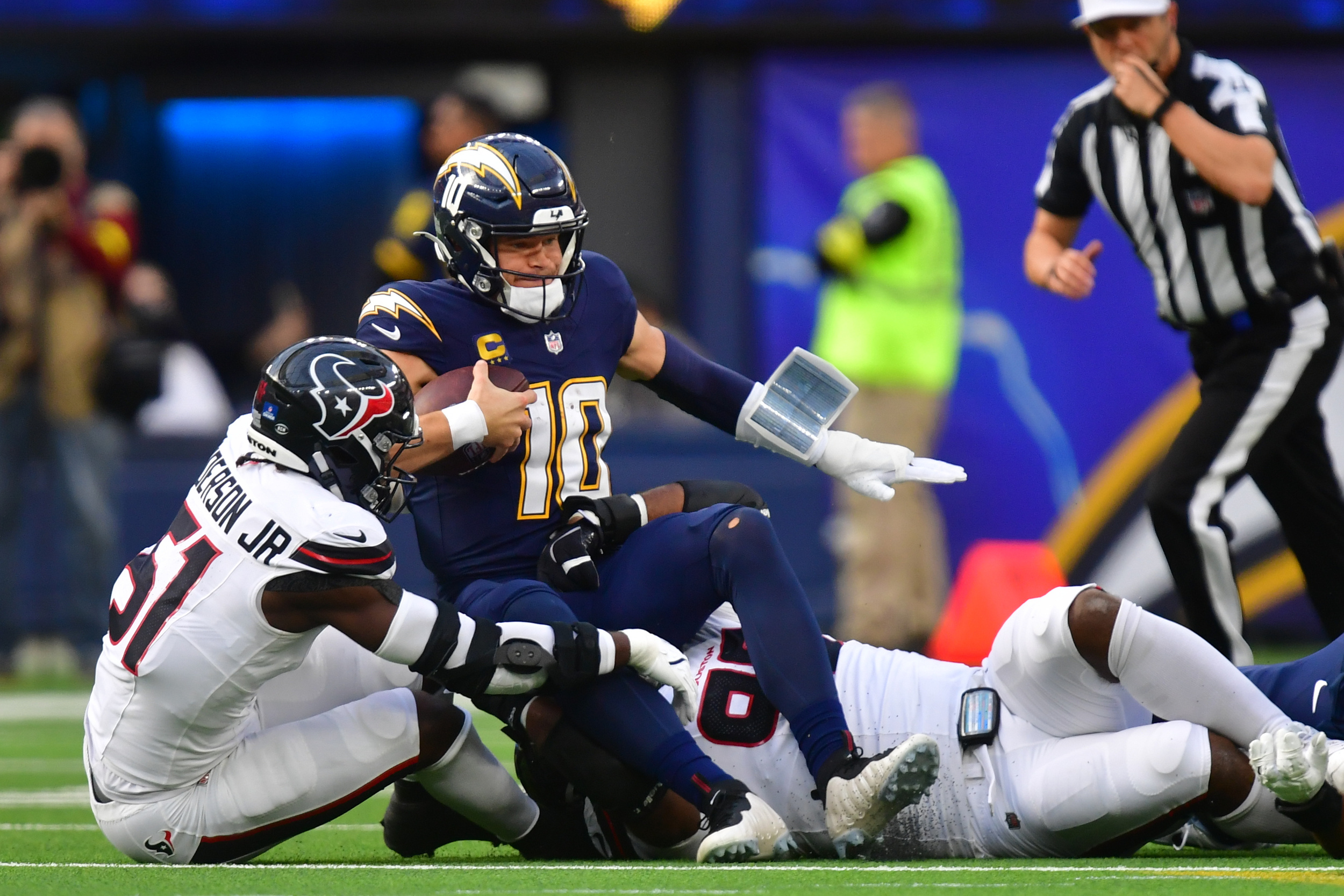 Justin Herbert hurts fractured hand against Texans