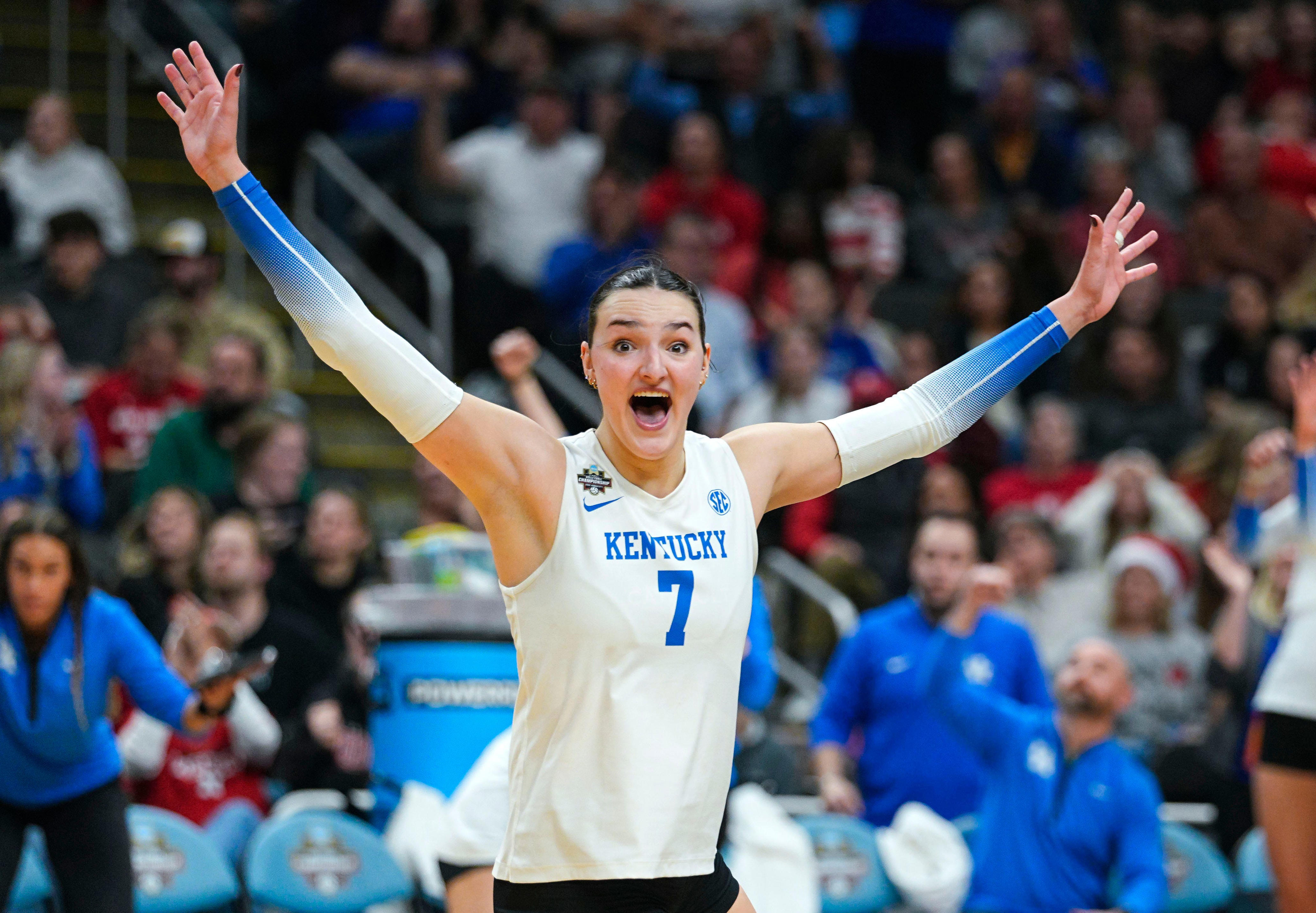 Kentucky volleyball star Eva Hudson has signed a professional contract