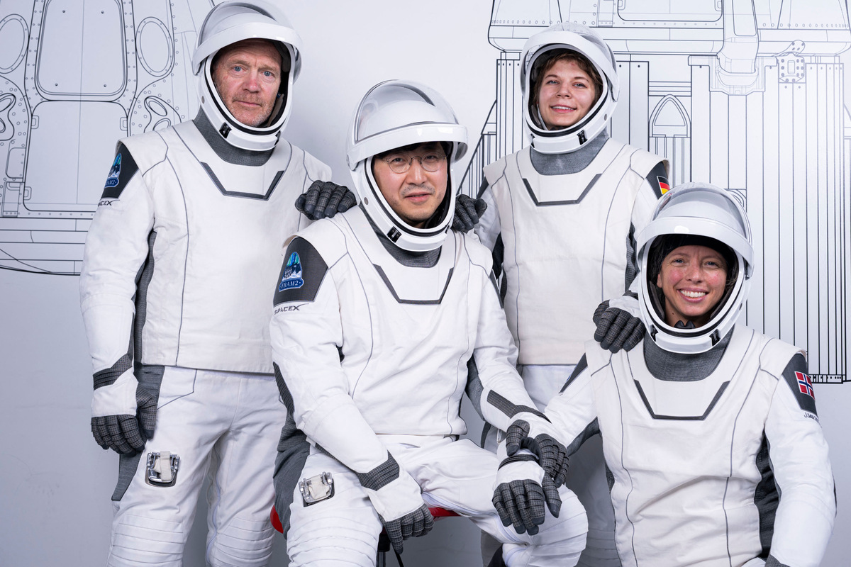 SpaceX to launch private astronauts on first human flight around Earth ...