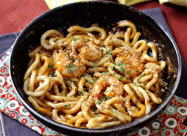 Fideos udon con gambas y salsa de cacahuete picante
