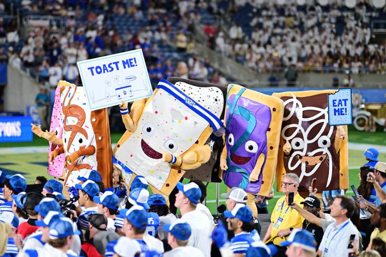 Pop-Tarts Bowl mascot bails on toasting as comrades are 'cooked alive ...