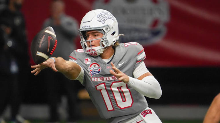4,000-yard QB heavily linked to major college football program in ...