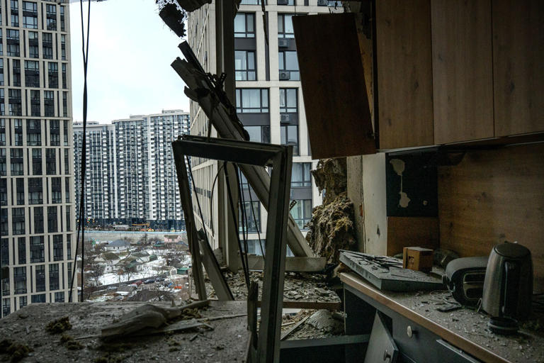 Zelenskiy prepares for Trump meeting as Russia bombards Kyiv