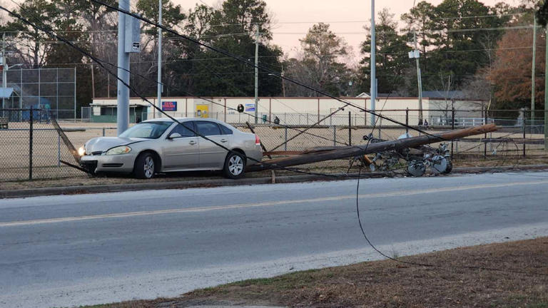 Car hits light pole in Washington causing limited power outage