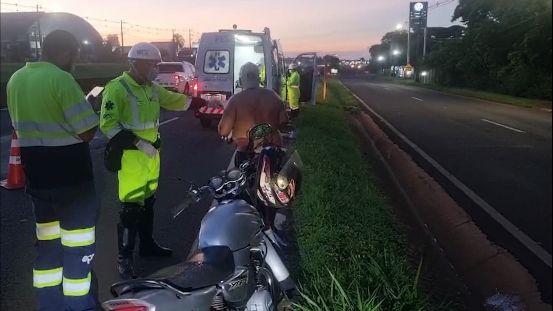 Motociclista quebra a perna ao cair de moto na PR-180, em Rio do Salto