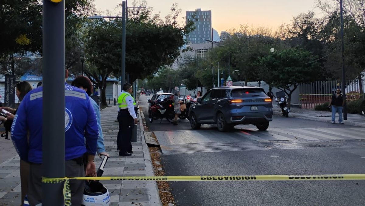 Joven resulta lesionado tras ser atropellado por conductora en Monterrey
