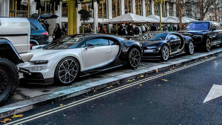 Luxury cars create rare supercar lineup outside London hotel