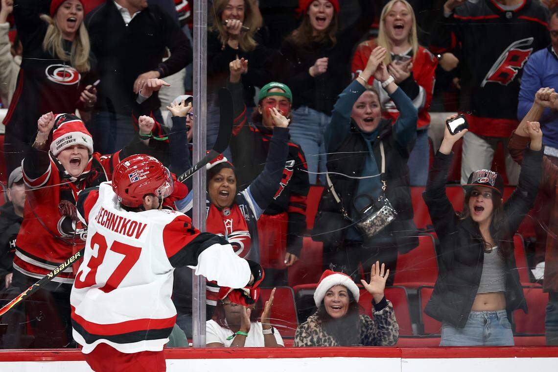 Hurricanes end three-game winless streak with 5-2 win over Red Wings