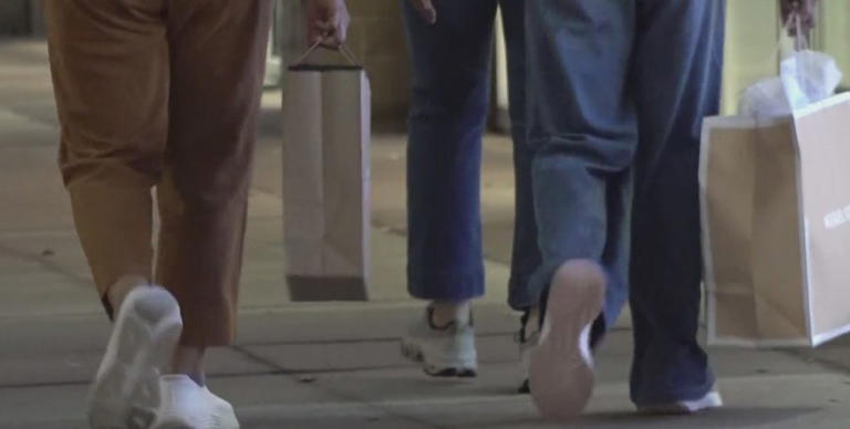 Busy post-Christmas shopping rush around St. Louis as some stores add ...