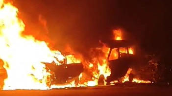 Video: 2 cars turned into fireballs after head-on collision on Yamuna ...