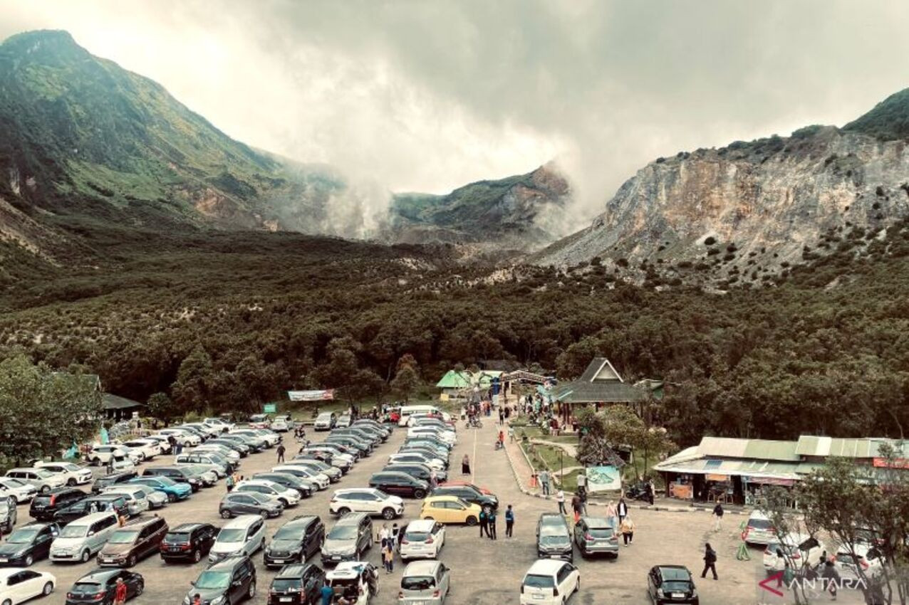 Libur Nataru: Ribuan wisatawan memadati Gunung Papandayan di Garut