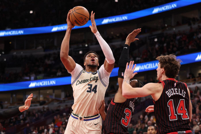 An early return to the Greek monster. He scored 29 points, and his ...