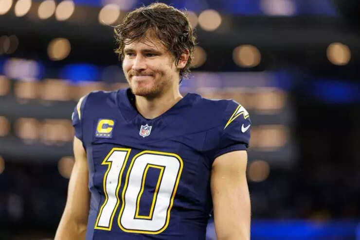 Pop star Madison Beer sends a clear message on NFL star Justin Herbert ...