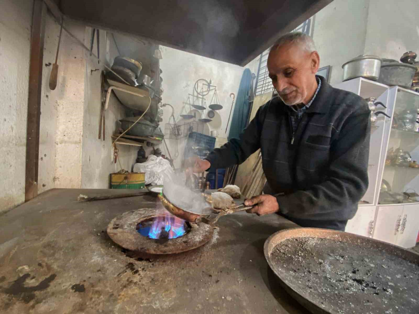 Kadın eliyle yarım asırlık kalaycılık
