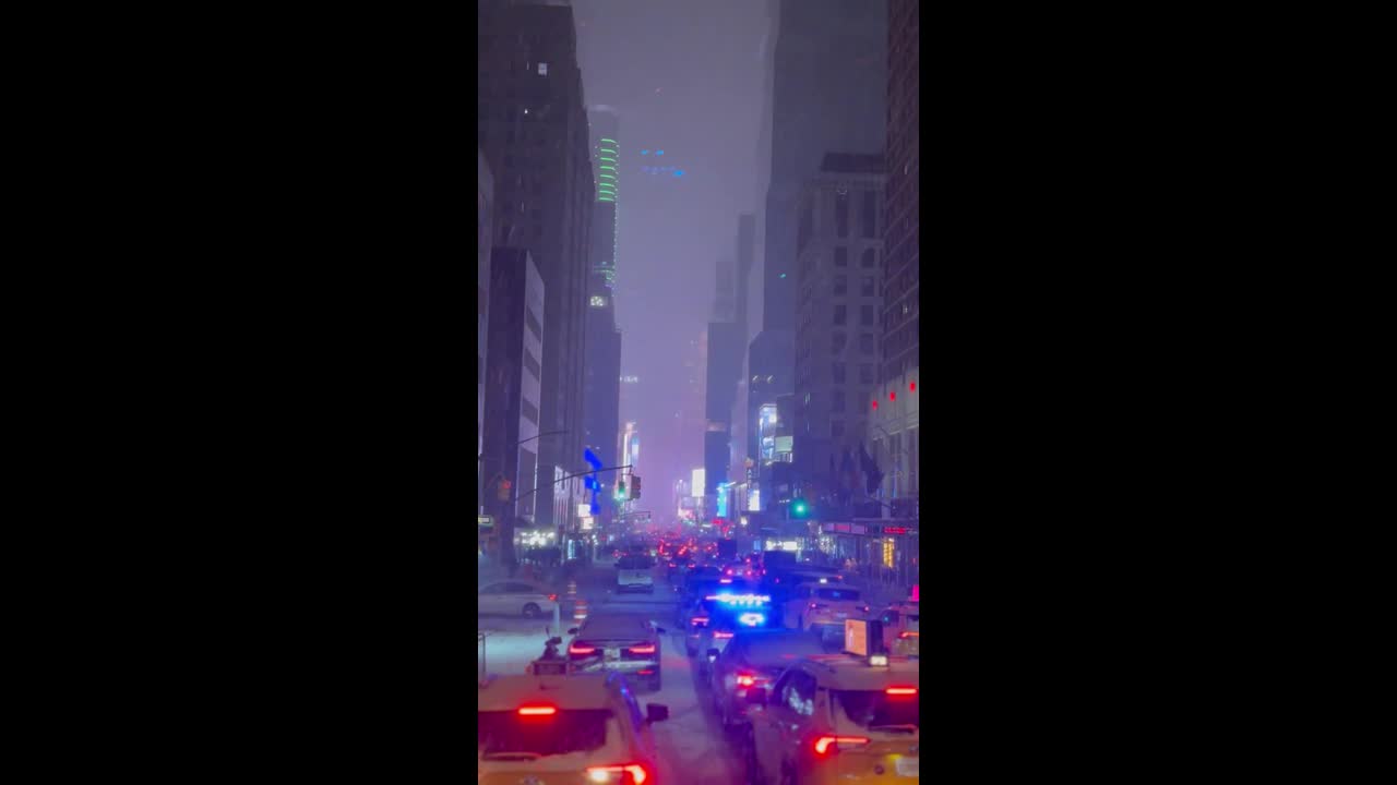 Heavy snowfall hits Times Square as winter storm intensifies