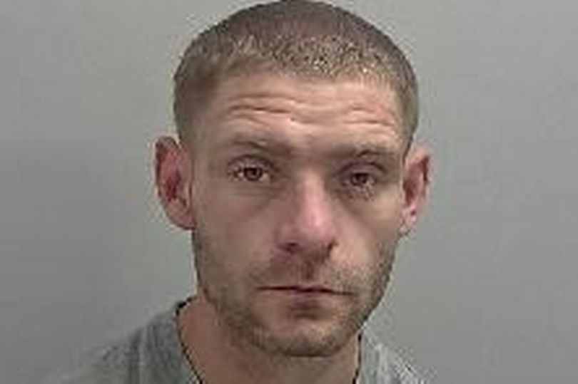 'Do not approach' warning as police hunt for 'dangerous' Nuneaton man