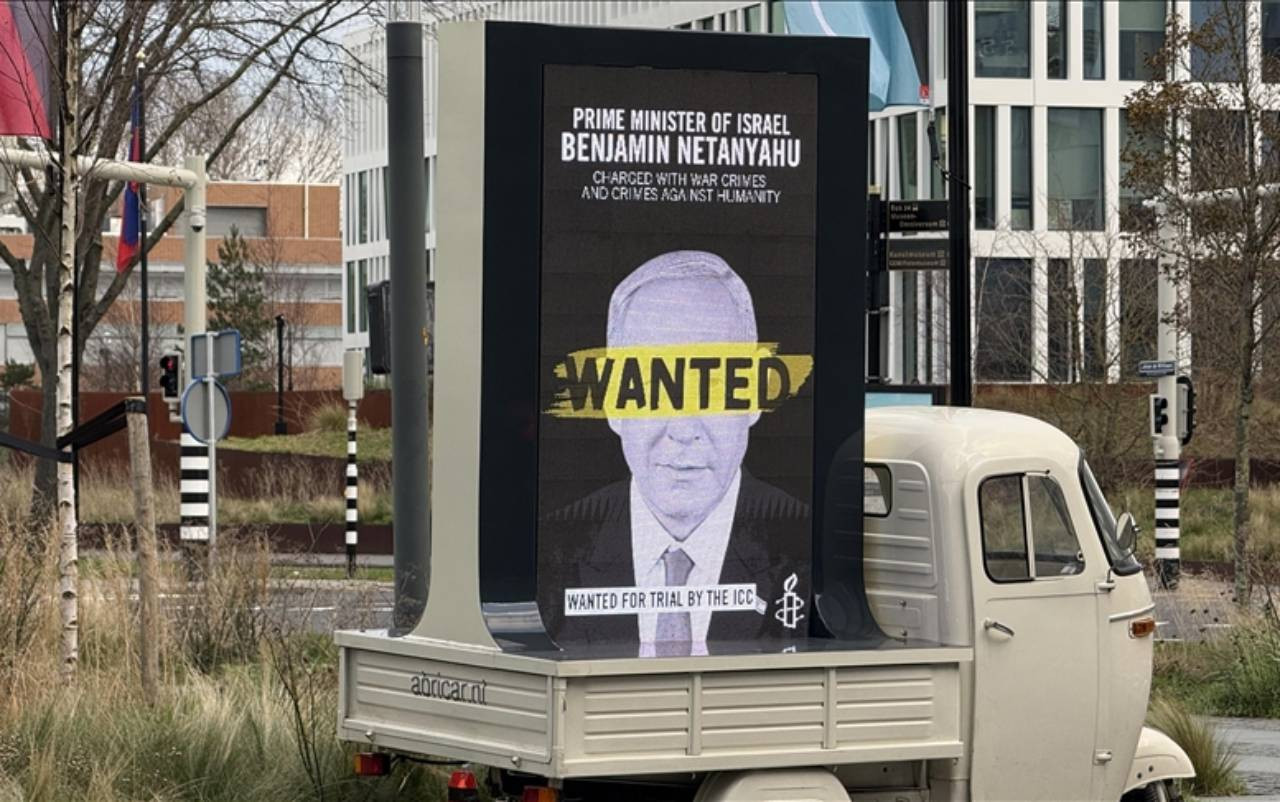 Lihat poster Benjamin Netanyahu di London