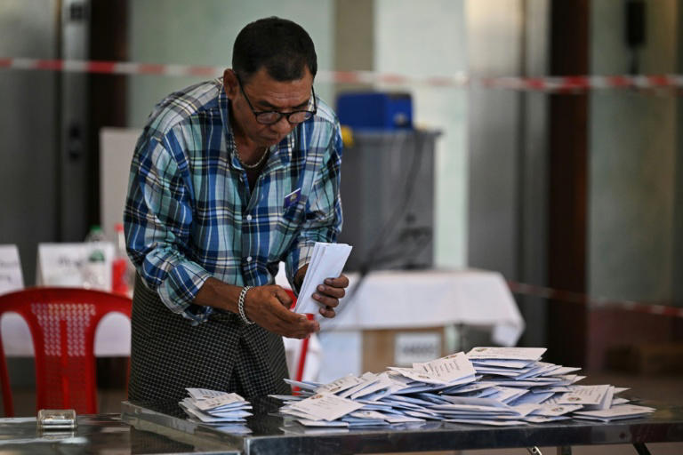 Les Birmans ont voté pour des élections contestées