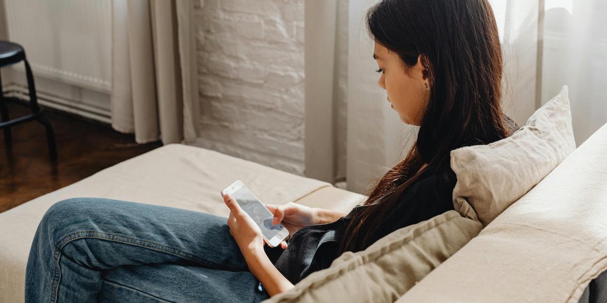 Hjärnröta sprids bland unga – "gör oss dummare"