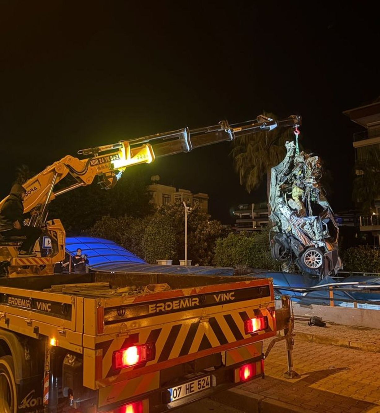 Feci kaza! Otomobil alt geçide düştü