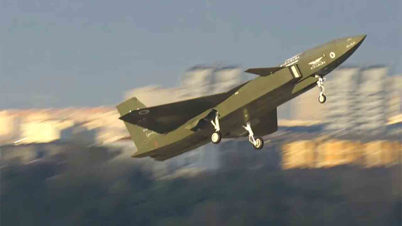 Video: Baykar berhasil menguji dua KIZILELMA dalam penerbangan ...