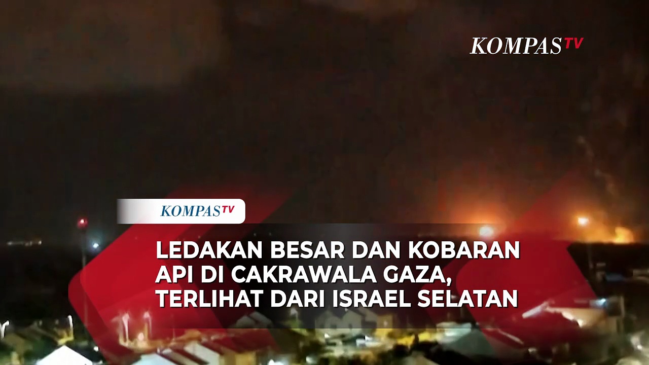 Ledakan besar dan kobaran api di cakrawala Gaza, terlihat dari Israel ...