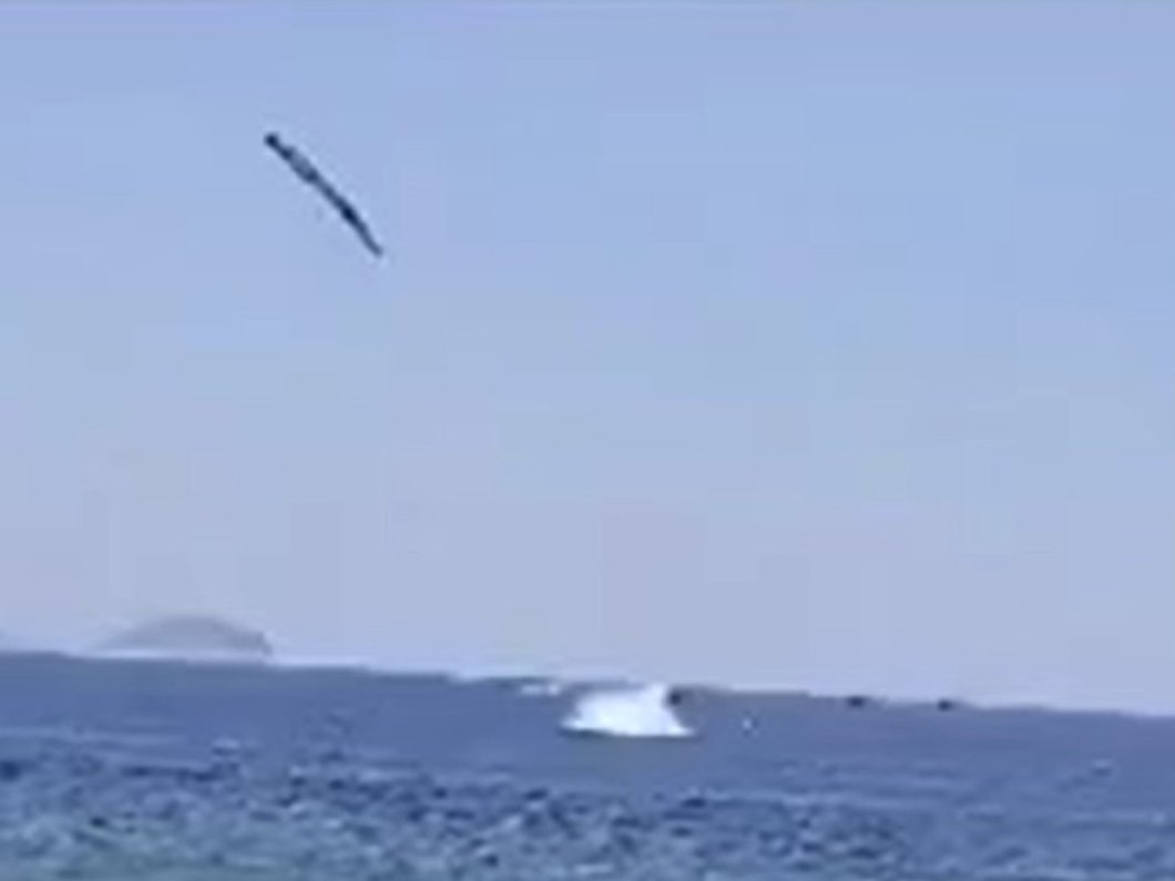 Ultralight aircraft crashes into the sea off Copacabana