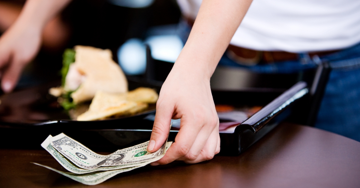 10 common mistakes to avoid when tipping restaurant staff