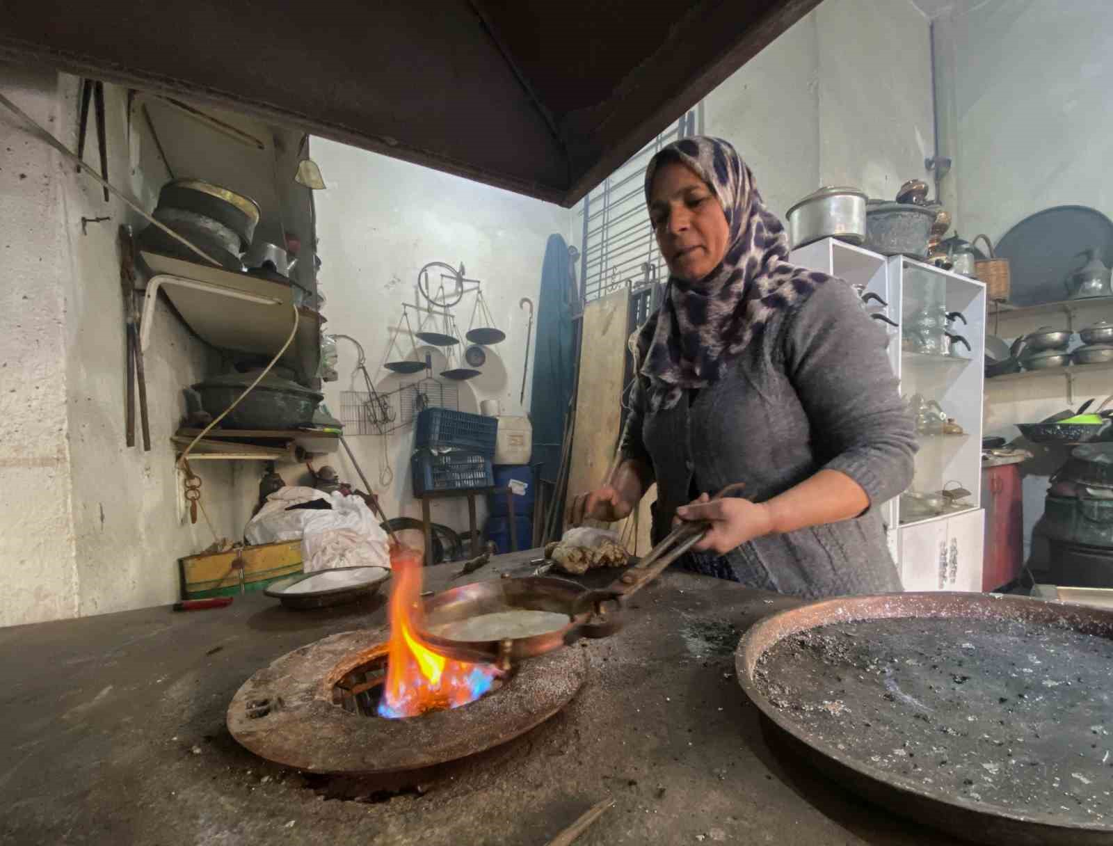 Kadın eliyle yarım asırlık kalaycılık