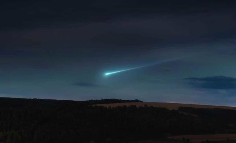 CCTV catches meteor lighting up the sky over Mount Fuji in breathtaking ...