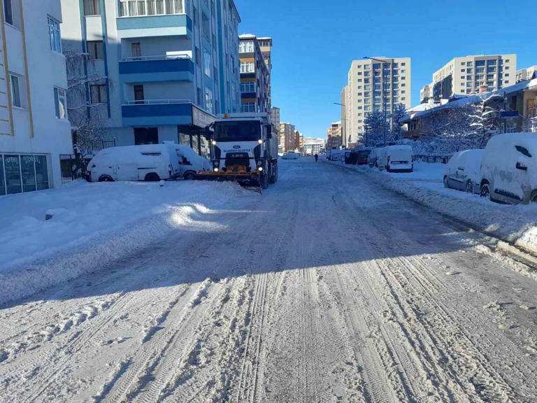 Palandöken Belediyesi karla mücadelede sahada