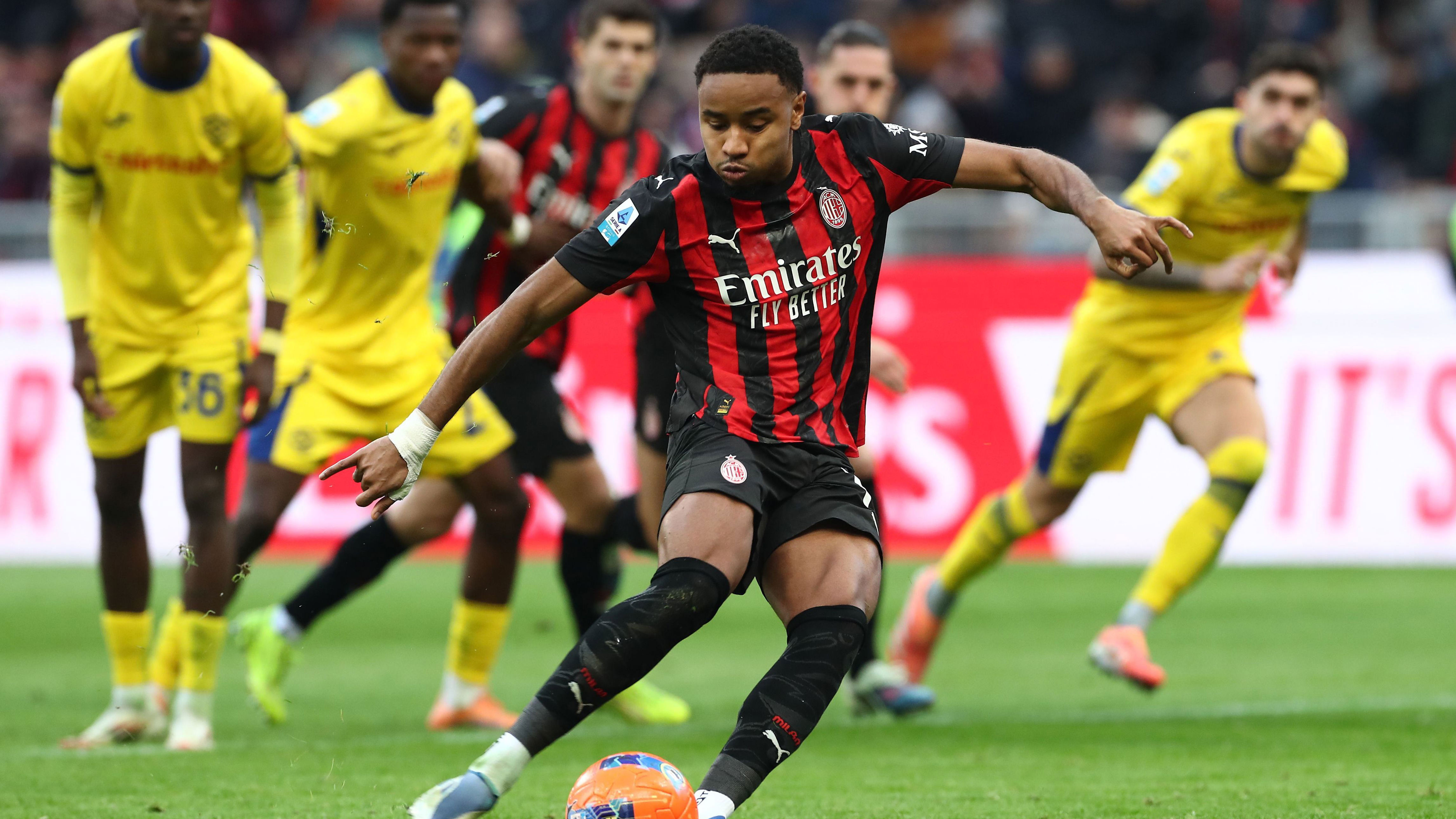 Milan-Verona, moviola: Nkunku trattenuto, rigore per i rossoneri ...