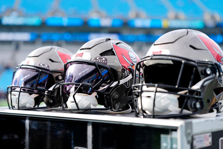 What TV channel is Buccaneers vs. Dolphins on in Week 17?