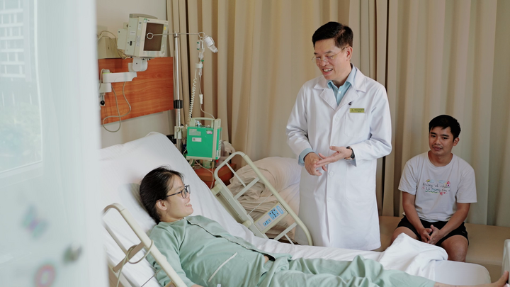 Phía sau cuộc đại phẫu cứu bé trai 15 tháng tuổi từ "lá gan chia đôi ...