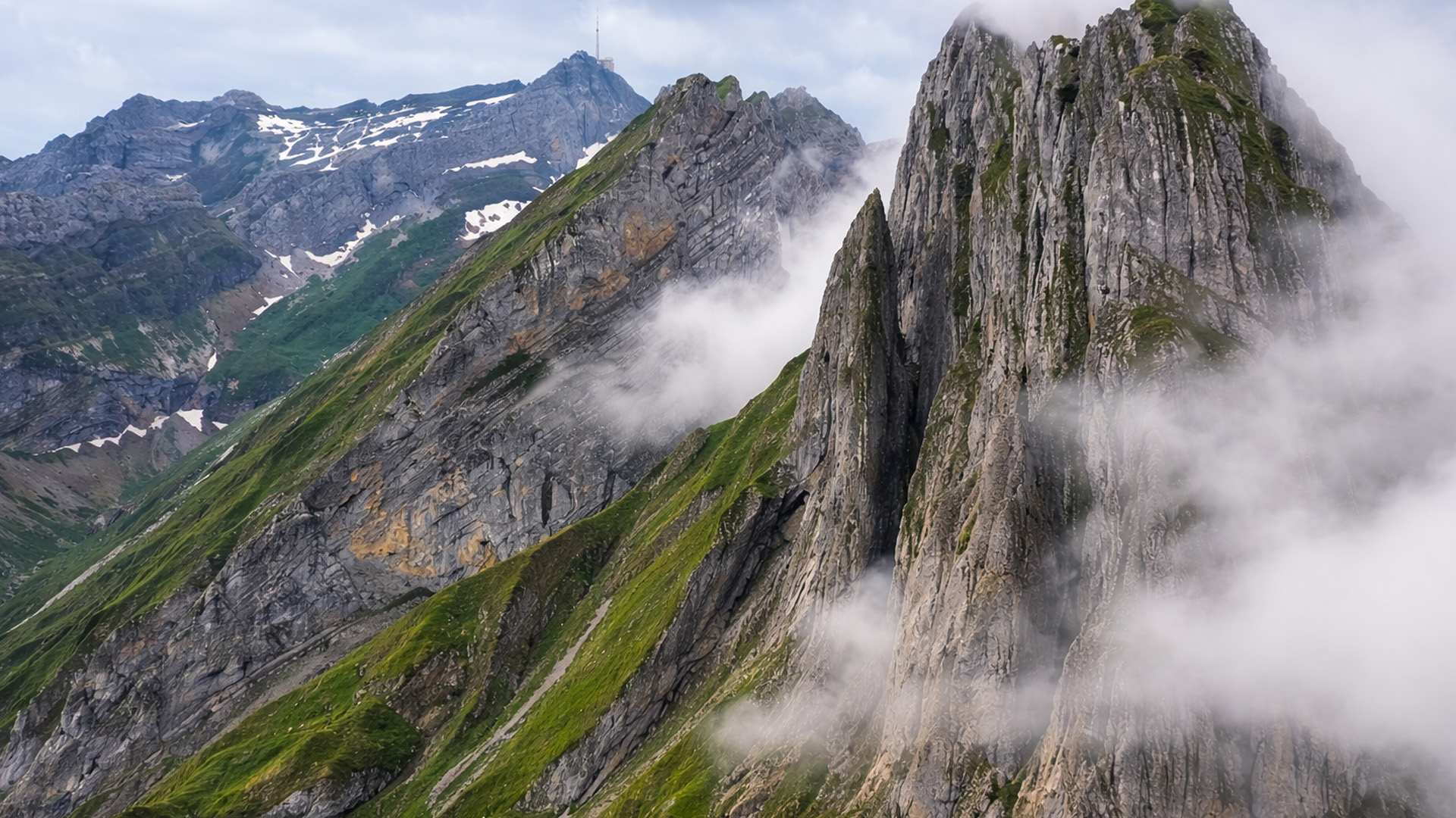 Wo Nebel auf die Berge trifft