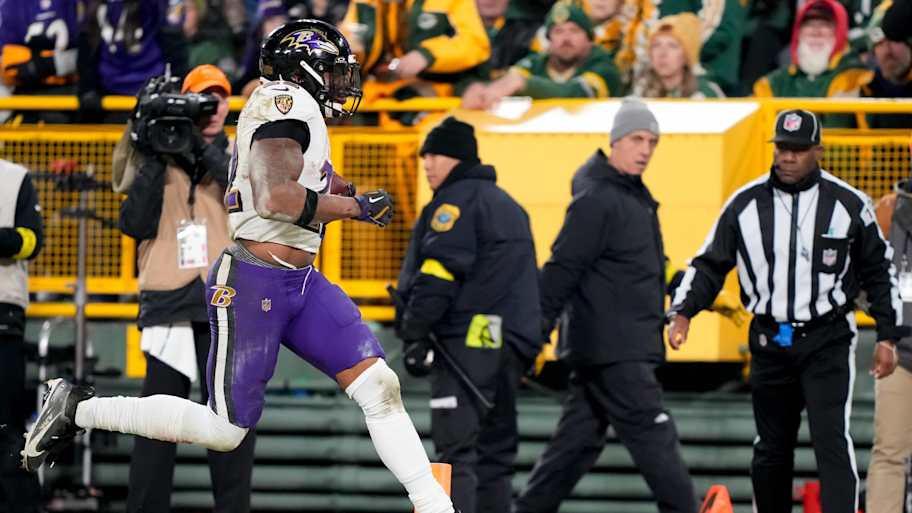 Record-setting Derrick Henry shreds Packers’ defense, wears hat to prove it