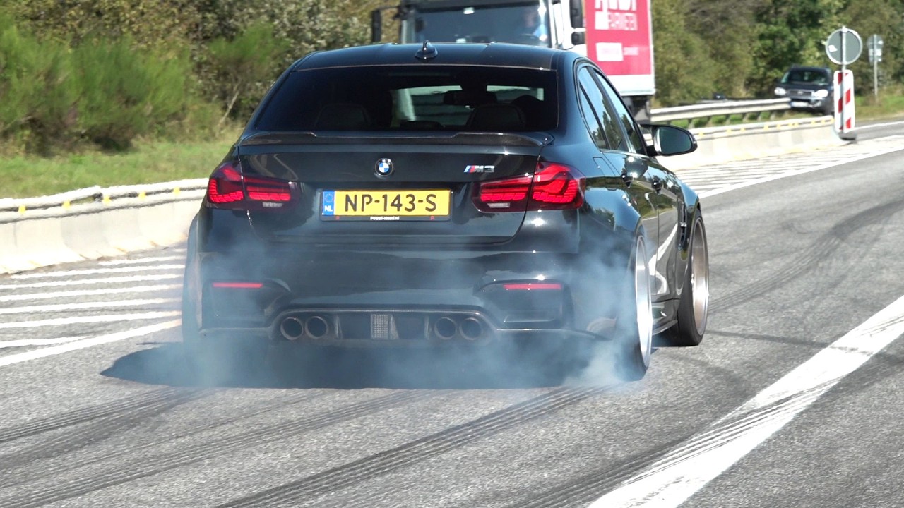 BMW M3 startet mit qualmenden Reifen durch